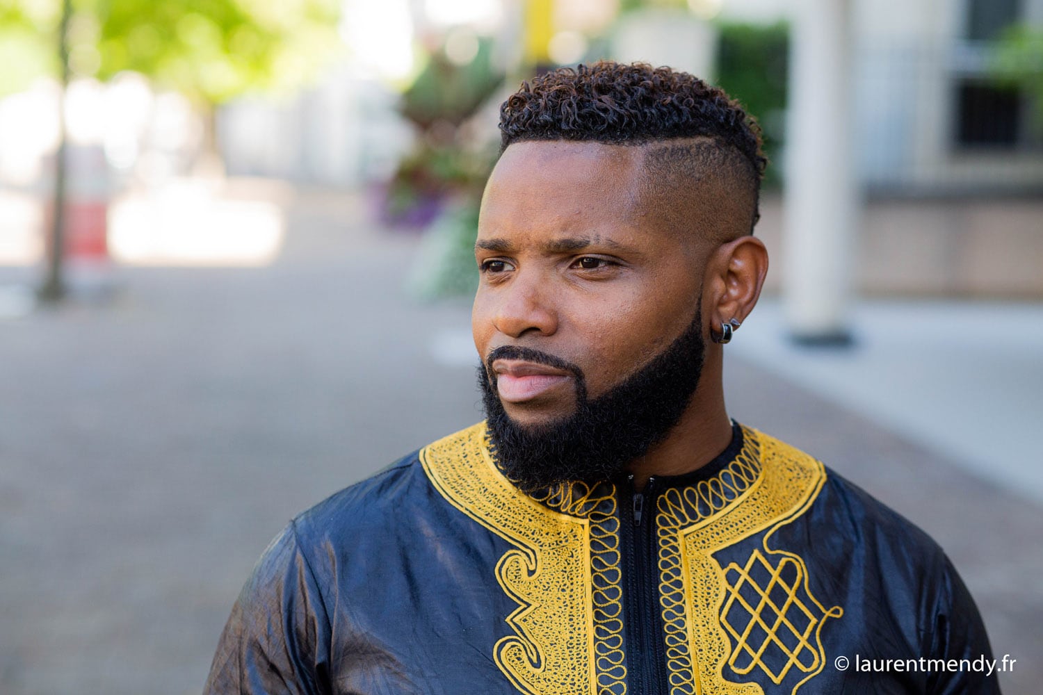 Chemise africaine homme en bazin brodé or "Légende" - Africouleur