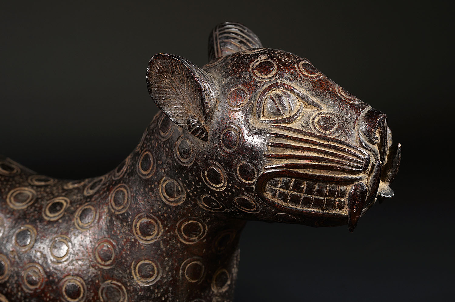 Léopard en bronze femelle de Bénin City au Nigéria - Africouleur