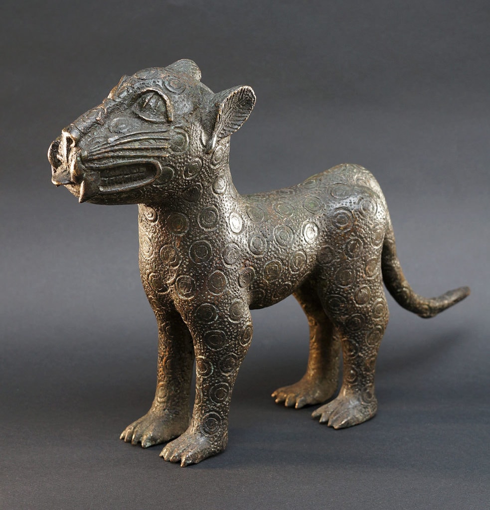 Léopard en bronze femelle de Bénin City au Nigéria - Africouleur